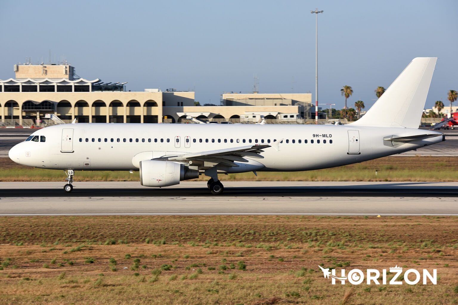 Avion Express Malta Airbus A320-214 9H-MLD — Horizon